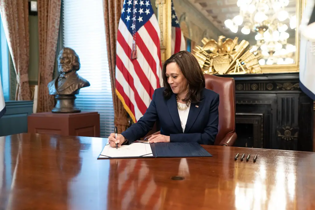 Kamala Harris Photo Op Flops as Public Sees Through Staged Performance ...